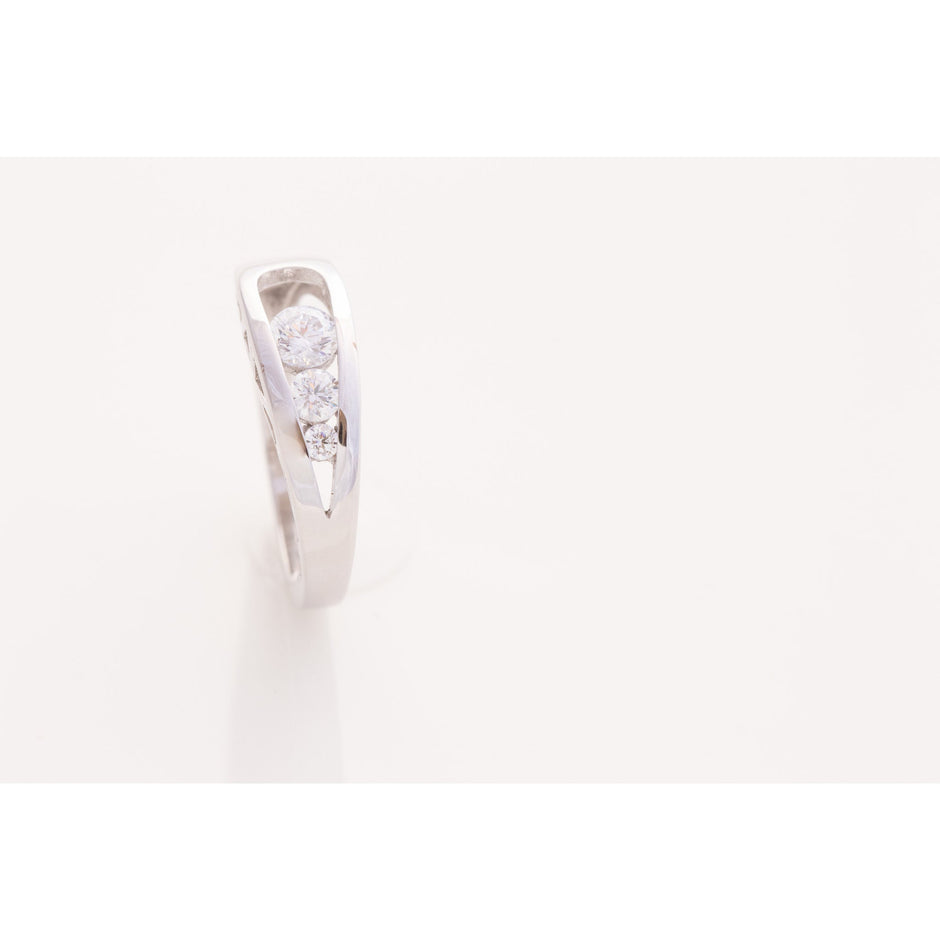 Kioo Jewelry - Simplicity is the Ultimate form of Sophistication